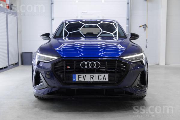 Blue Audi E-Tron 2021 in Riga, with an engine capacity of 0.00 L and mileage of 100 thousand km for 36900 €, photo 2 on AUTOMOTO.COM.LV