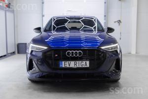 Синий Ауди E-Tron 2021 в Рига, объемом двигателя 0.00 л и пробегом 100 тыс. км за 36900 €, фото 3 на AUTOMOTO.COM.LV