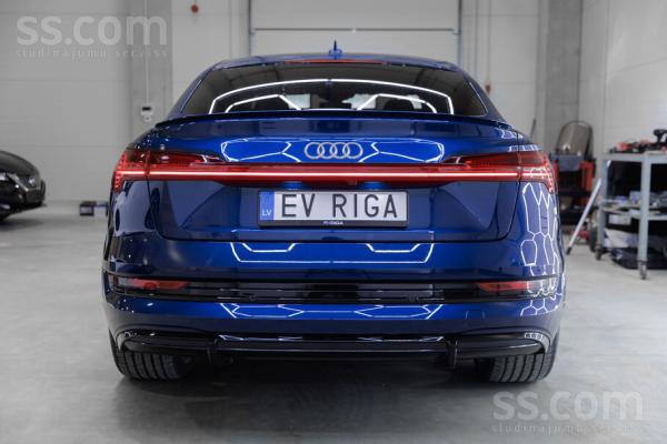Blue Audi E-Tron 2021 in Riga, with an engine capacity of 0.00 L and mileage of 100 thousand km for 36900 €, photo 9 on AUTOMOTO.COM.LV