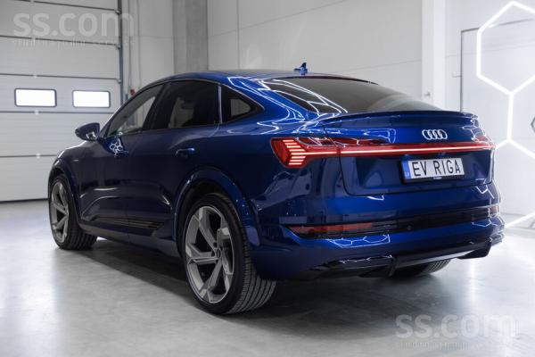 Blue Audi E-Tron 2021 in Riga, with an engine capacity of 0.00 L and mileage of 100 thousand km for 36900 €, photo 10 on AUTOMOTO.COM.LV