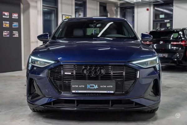 Blue Audi E-Tron 2022 in Kaunas, with an engine capacity of 0.00 L and mileage of 26 thousand km for 37450 €, photo 2 on AUTOMOTO.COM.LV
