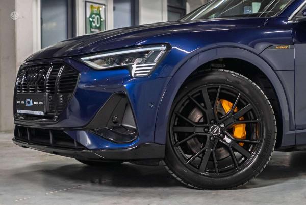 Blue Audi E-Tron 2022 in Kaunas, with an engine capacity of 0.00 L and mileage of 26 thousand km for 37450 €, photo 4 on AUTOMOTO.COM.LV