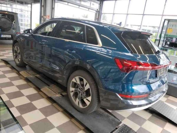 Blue Audi E-Tron 2022 in Kaunas, with an engine capacity of 0.00 L and mileage of 90 thousand km for 25353 €, photo 4 on AUTOMOTO.COM.LV