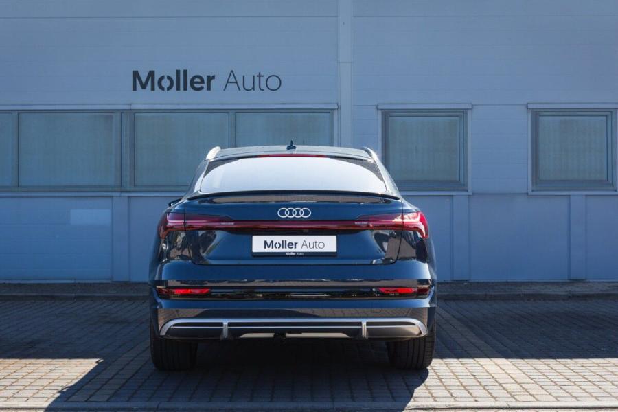 Blue Audi E-Tron 2022 in Ventspils, with an engine capacity of 0.00 L and mileage of 14 thousand km for 36500 €, photo 5 on AUTOMOTO.COM.LV