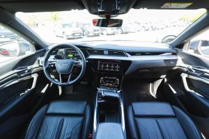 Blue Audi E-Tron 2022 in Ventspils, with an engine capacity of 0.00 L and mileage of 14 thousand km for 36500 €, photo 13 on AUTOMOTO.COM.LV
