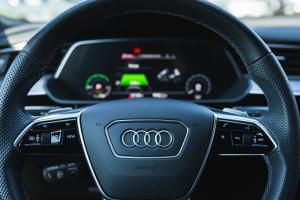 Blue Audi E-Tron 2022 in Ventspils, with an engine capacity of 0.00 L and mileage of 14 thousand km for 36500 €, photo 16 on AUTOMOTO.COM.LV