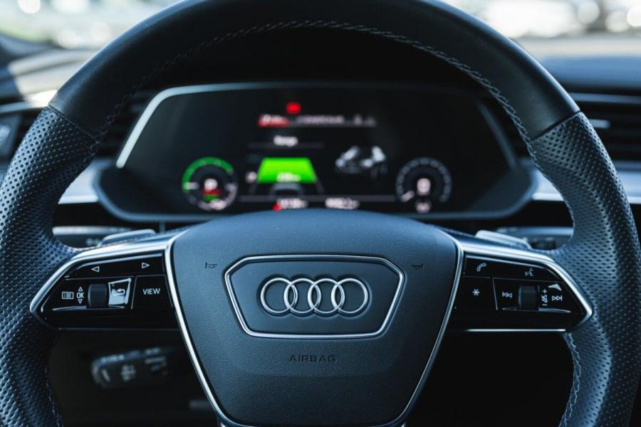Blue Audi E-Tron 2022 in Ventspils, with an engine capacity of 0.00 L and mileage of 14 thousand km for 36500 €, photo 16 on AUTOMOTO.COM.LV