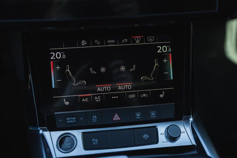 Blue Audi E-Tron 2022 in Ventspils, with an engine capacity of 0.00 L and mileage of 14 thousand km for 36500 €, photo 23 on AUTOMOTO.COM.LV