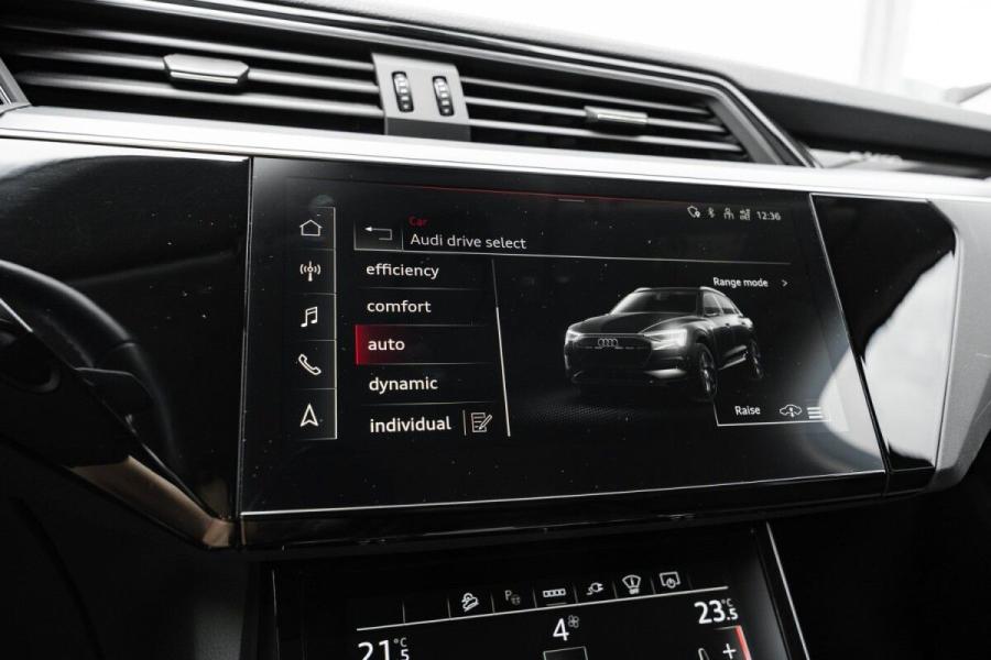 Blue Audi E-Tron 2022 in Riga, with an engine capacity of 0.00 L and mileage of 106 thousand km for 28950 €, photo 26 on AUTOMOTO.COM.LV