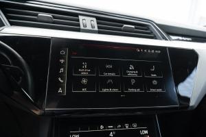 Zils Audi E-Tron 2022 Rīga, ar dzinēja tilpumu 0.00 L un nobraukumu 77 tūkst. km par 36500 €, foto 28 vietnē AUTOMOTO.COM.LV