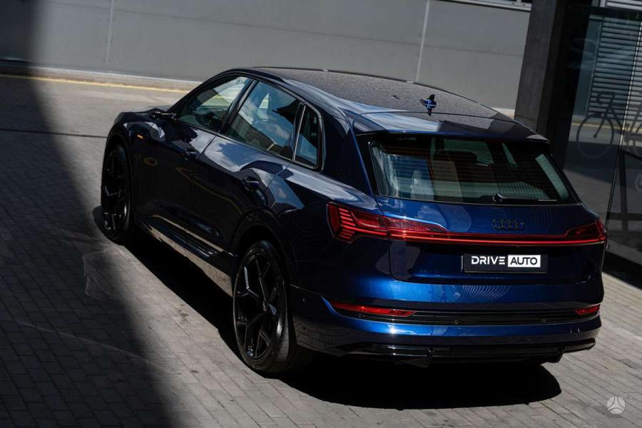 Blue Audi E-Tron 2022 in Vilnius, with an engine capacity of 0.00 L and mileage of 99 thousand km for 33900 €, photo 10 on AUTOMOTO.COM.LV
