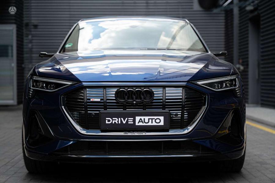 Blue Audi E-Tron 2022 in Vilnius, with an engine capacity of 0.00 L and mileage of 99 thousand km for 33900 €, photo 11 on AUTOMOTO.COM.LV