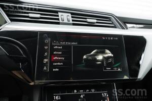 Zils Audi E-Tron 2022 Rīga, ar dzinēja tilpumu 0.00 L un nobraukumu 68 tūkst. km par 32500 €, foto 43 vietnē AUTOMOTO.COM.LV