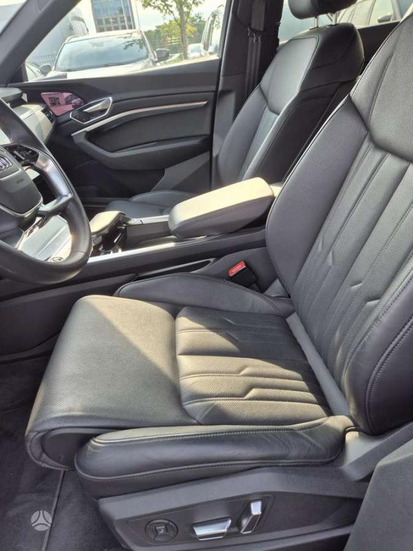 Blue Audi E-Tron 2022 in Vilnius, with an engine capacity of 0.00 L and mileage of 20 thousand km for 36300 €, photo 2 on AUTOMOTO.COM.LV