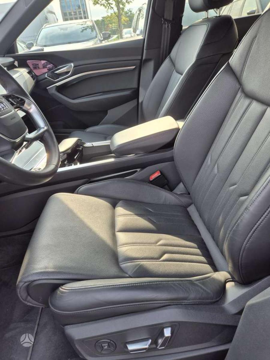 Blue Audi E-Tron 2022 in Vilnius, with an engine capacity of 0.00 L and mileage of 20 thousand km for 36300 €, photo 3 on AUTOMOTO.COM.LV