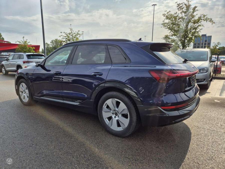 Blue Audi E-Tron 2022 in Vilnius, with an engine capacity of 0.00 L and mileage of 20 thousand km for 36300 €, photo 5 on AUTOMOTO.COM.LV