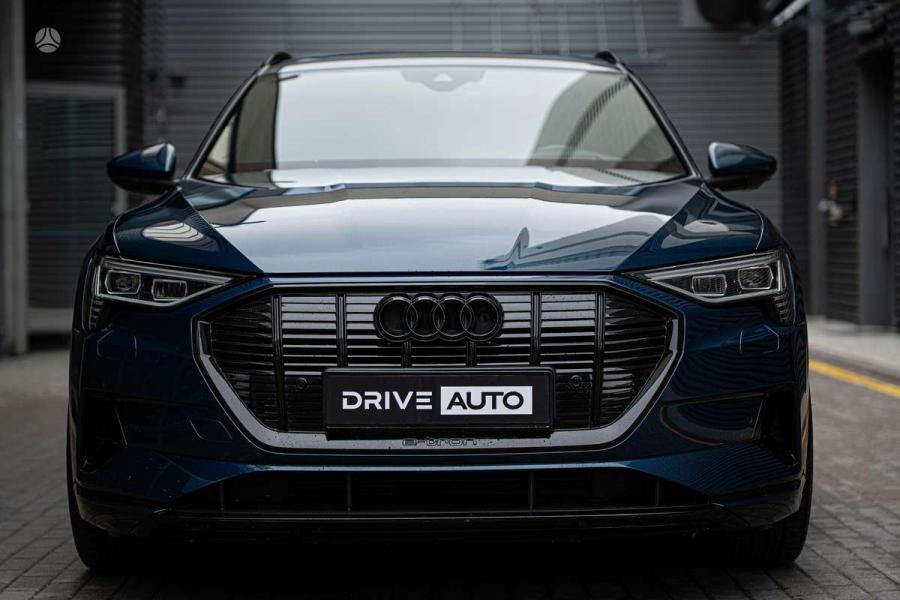 Blue Audi E-Tron 2022 in Vilnius, with an engine capacity of 0.00 L and mileage of 82 thousand km for 33900 €, photo 4 on AUTOMOTO.COM.LV