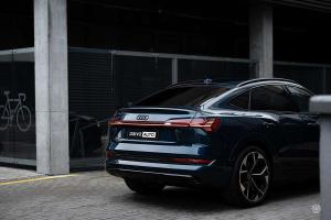 Blue Audi E-Tron 2022 in Vilnius, with an engine capacity of 0.00 L and mileage of 82 thousand km for 33900 €, photo 23 on AUTOMOTO.COM.LV