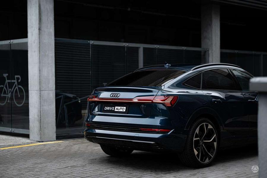 Blue Audi E-Tron 2022 in Vilnius, with an engine capacity of 0.00 L and mileage of 82 thousand km for 33900 €, photo 23 on AUTOMOTO.COM.LV