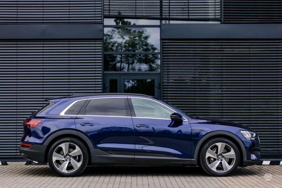 Синий Ауди E-Tron 2022 в Плунге, объемом двигателя 0.00 л и пробегом 115 тыс. км за 27900 €, фото 3 на AUTOMOTO.COM.LV