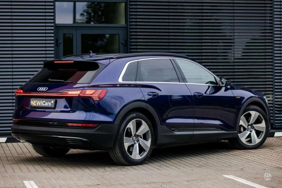 Синий Ауди E-Tron 2022 в Плунге, объемом двигателя 0.00 л и пробегом 115 тыс. км за 27900 €, фото 4 на AUTOMOTO.COM.LV