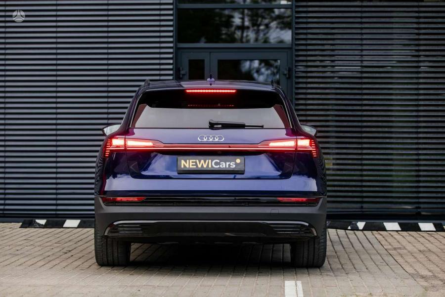 Синий Ауди E-Tron 2022 в Плунге, объемом двигателя 0.00 л и пробегом 115 тыс. км за 27900 €, фото 5 на AUTOMOTO.COM.LV