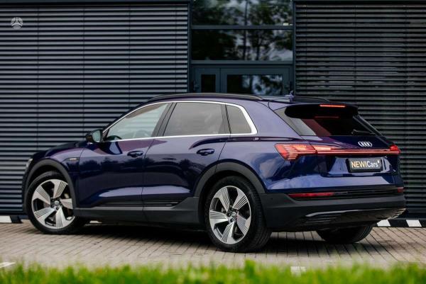 Синий Ауди E-Tron 2022 в Плунге, объемом двигателя 0.00 л и пробегом 115 тыс. км за 27900 €, фото 5 на AUTOMOTO.COM.LV