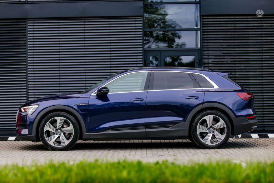 Синий Ауди E-Tron 2022 в Плунге, объемом двигателя 0.00 л и пробегом 115 тыс. км за 27900 €, фото 7 на AUTOMOTO.COM.LV
