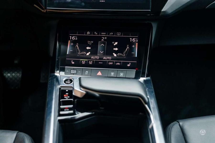 Синий Ауди E-Tron 2022 в Плунге, объемом двигателя 0.00 л и пробегом 115 тыс. км за 27900 €, фото 27 на AUTOMOTO.COM.LV
