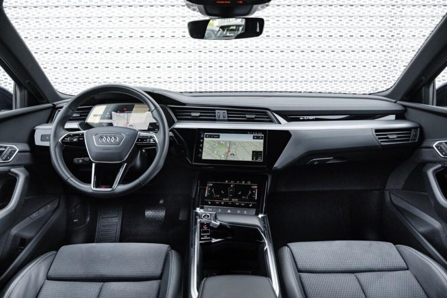 Blue Audi E-Tron 2023 in Marupe, with an engine capacity of 0.00 L and mileage of 58 thousand km for 40100 €, photo 7 on AUTOMOTO.COM.LV