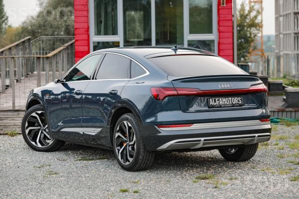 Blue Audi E-Tron 2020 in Riga, with an engine capacity of 0.00 L and mileage of 68 thousand km for 36990 €, photo 4 on AUTOMOTO.COM.LV