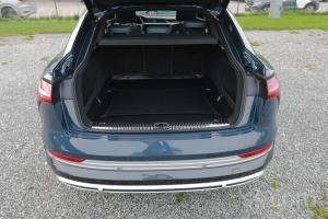 Blue Audi E-Tron 2020 in Riga, with an engine capacity of 0.00 L and mileage of 68 thousand km for 36990 €, photo 12 on AUTOMOTO.COM.LV