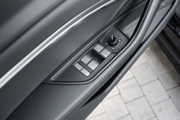 Brown Audi E-Tron 2023 in Marupe, with an engine capacity of 0.00 L and mileage of 89 thousand km for 43500 €, photo 7 on AUTOMOTO.COM.LV