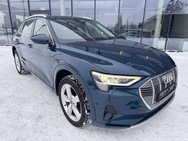 Green Audi E-Tron 2019 in Kaunas, with an engine capacity of 0.00 L and mileage of 157 thousand km for 19200 €, photo 3 on AUTOMOTO.COM.LV