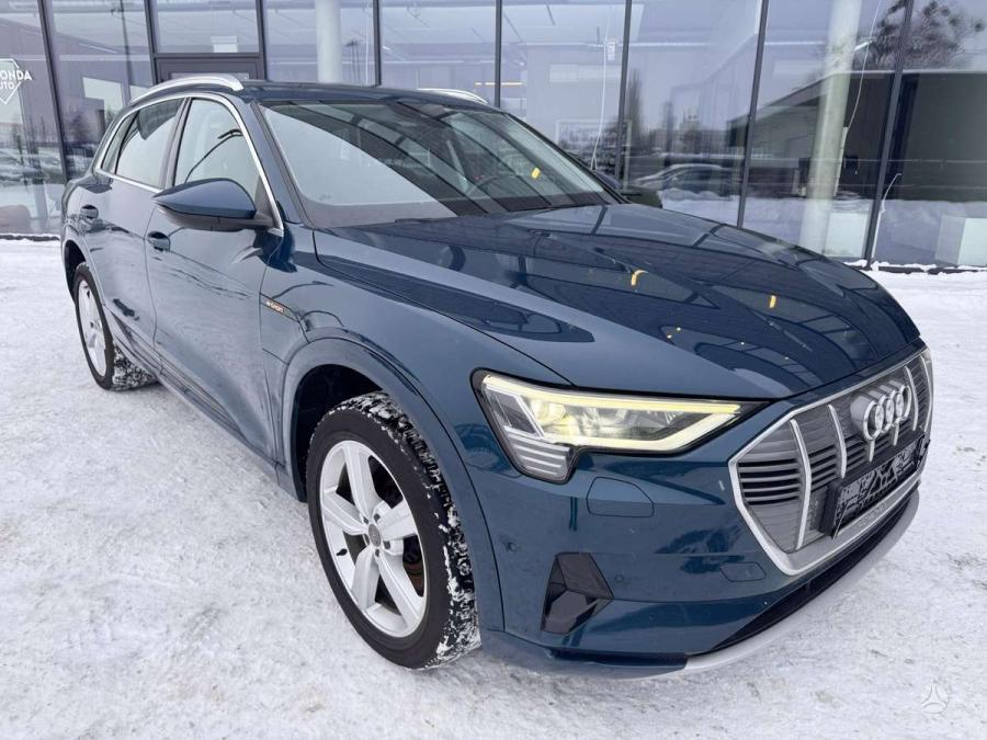 Green Audi E-Tron 2019 in Kaunas, with an engine capacity of 0.00 L and mileage of 157 thousand km for 19200 €, photo 3 on AUTOMOTO.COM.LV