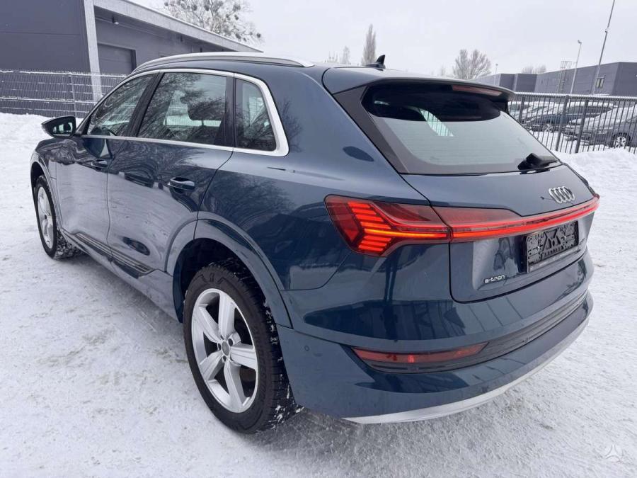 Green Audi E-Tron 2019 in Kaunas, with an engine capacity of 0.00 L and mileage of 157 thousand km for 19200 €, photo 5 on AUTOMOTO.COM.LV