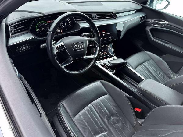 Green Audi E-Tron 2020 in Kaunas, with an engine capacity of 0.00 L and mileage of 202 thousand km for 21700 €, photo 7 on AUTOMOTO.COM.LV