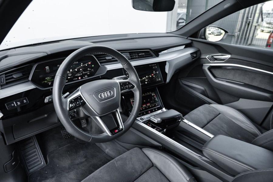 Grey Audi E-Tron 2021 in Riga, with an engine capacity of 0.00 L and mileage of 17 thousand km for 34500 €, photo 32 on AUTOMOTO.COM.LV