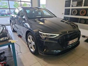 Grey Audi E-Tron 2022 in Vilnius, with an engine capacity of 0.00 L and mileage of 101 thousand km for 31650 €, photo 4 on AUTOMOTO.COM.LV