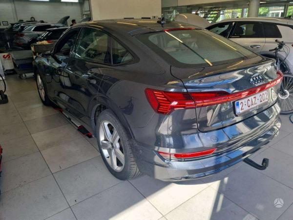 Pelēks Audi E-Tron 2022 Viļņa, ar dzinēja tilpumu 0.00 L un nobraukumu 101 tūkst. km par 31650 €, foto 4 vietnē AUTOMOTO.COM.LV