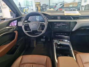 Grey Audi E-Tron 2022 in Vilnius, with an engine capacity of 0.00 L and mileage of 101 thousand km for 31650 €, photo 8 on AUTOMOTO.COM.LV