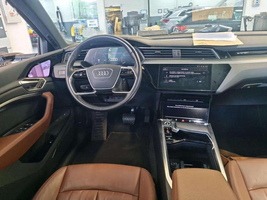 Grey Audi E-Tron 2022 in Vilnius, with an engine capacity of 0.00 L and mileage of 101 thousand km for 31650 €, photo 8 on AUTOMOTO.COM.LV