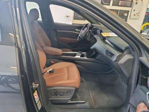 Grey Audi E-Tron 2022 in Vilnius, with an engine capacity of 0.00 L and mileage of 101 thousand km for 31650 €, photo 9 on AUTOMOTO.COM.LV