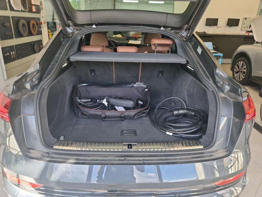 Grey Audi E-Tron 2022 in Vilnius, with an engine capacity of 0.00 L and mileage of 101 thousand km for 31650 €, photo 13 on AUTOMOTO.COM.LV