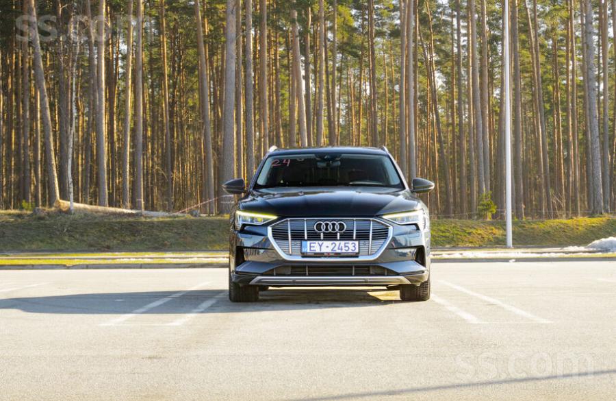 Grey Audi E-Tron 2019 in Riga, with an engine capacity of 0.00 L and mileage of 160 thousand km for 19590 €, photo 3 on AUTOMOTO.COM.LV