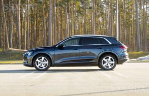 Grey Audi E-Tron 2019 in Riga, with an engine capacity of 0.00 L and mileage of 160 thousand km for 19590 €, photo 5 on AUTOMOTO.COM.LV