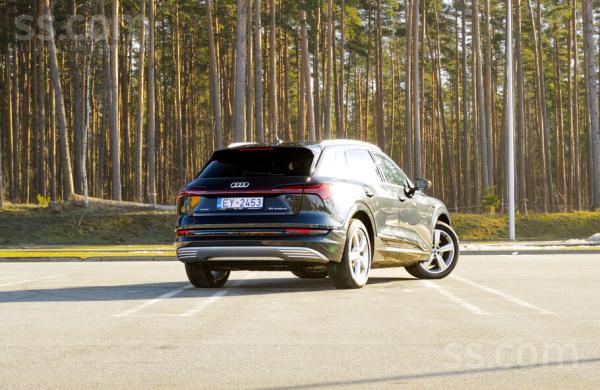 Grey Audi E-Tron 2019 in Riga, with an engine capacity of 0.00 L and mileage of 160 thousand km for 19590 €, photo 5 on AUTOMOTO.COM.LV
