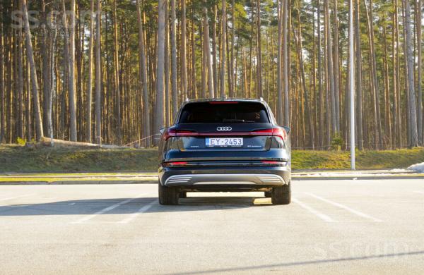 Grey Audi E-Tron 2019 in Riga, with an engine capacity of 0.00 L and mileage of 160 thousand km for 19590 €, photo 6 on AUTOMOTO.COM.LV