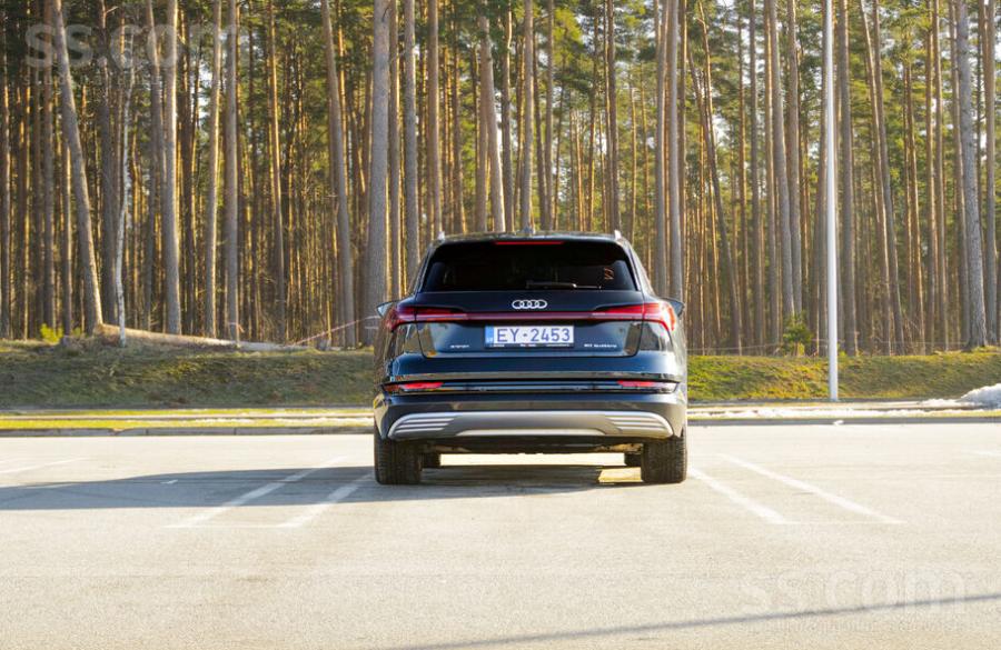 Grey Audi E-Tron 2019 in Riga, with an engine capacity of 0.00 L and mileage of 160 thousand km for 19590 €, photo 7 on AUTOMOTO.COM.LV