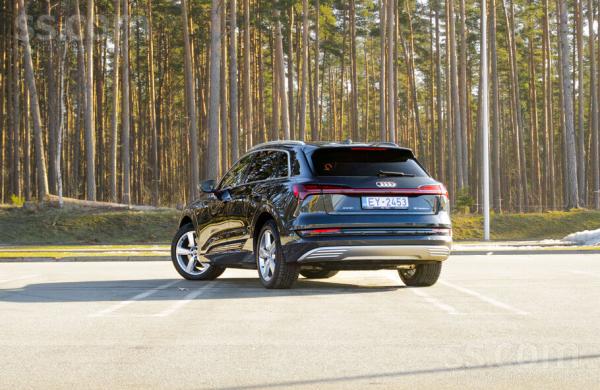 Grey Audi E-Tron 2019 in Riga, with an engine capacity of 0.00 L and mileage of 160 thousand km for 19590 €, photo 7 on AUTOMOTO.COM.LV